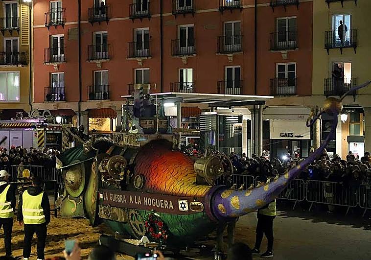 La reivindicativa sardina de Carnaval arde en la noche burgalesa | BURGOSconecta